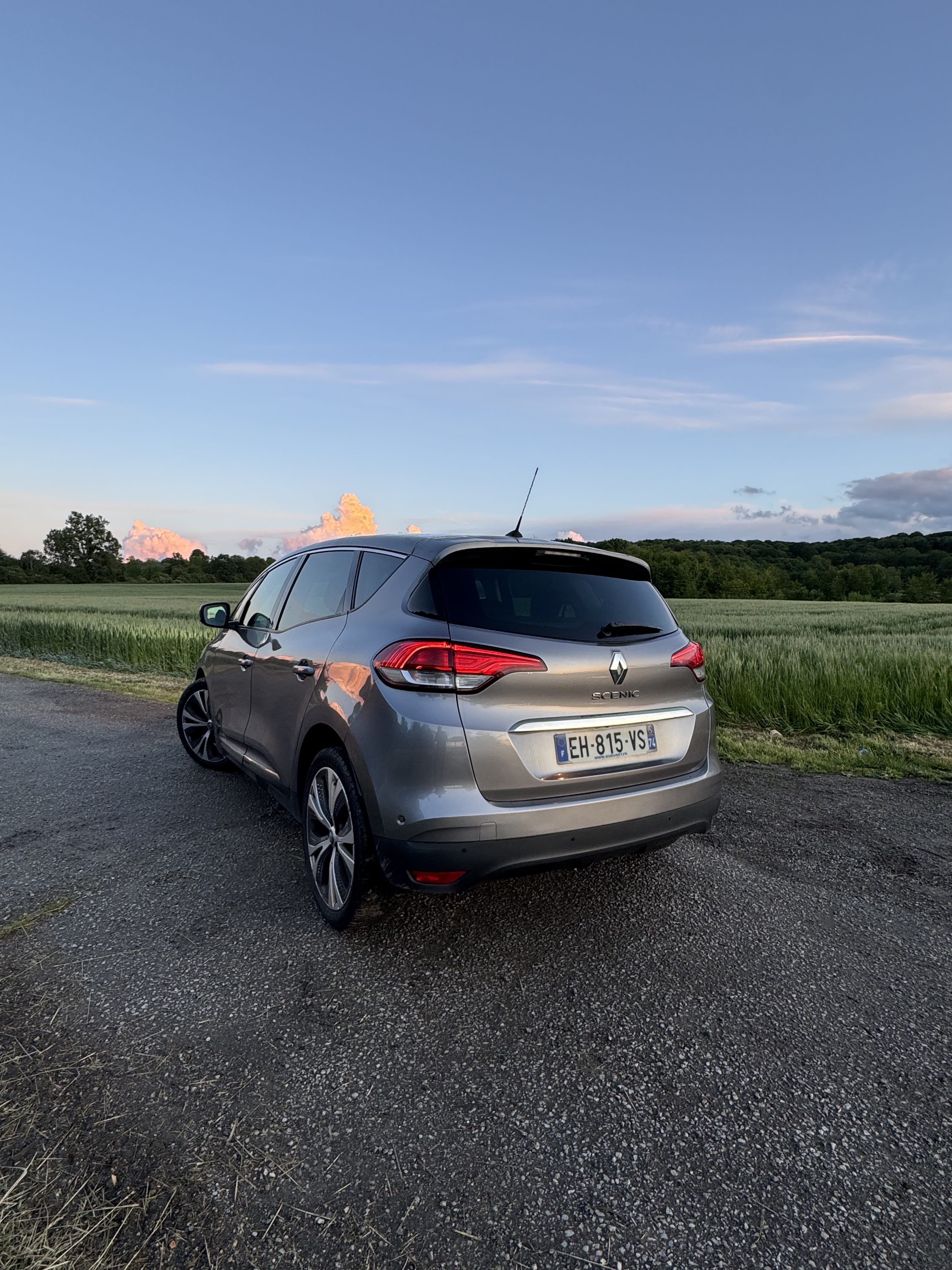 Location Renault Scenic 2016 à Versailles (9 Av. de Paris) - Getaround