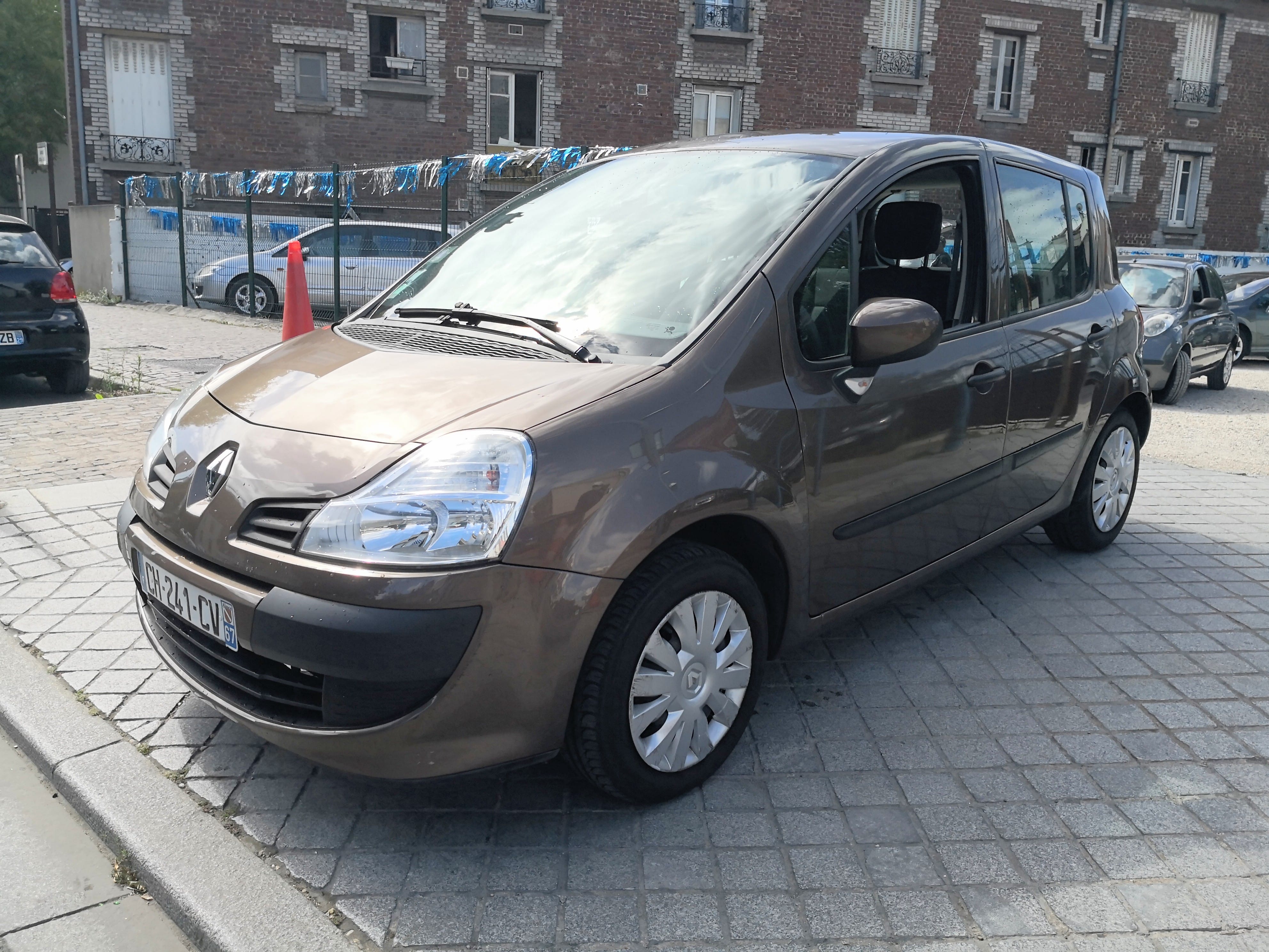 Location Renault Modus 2012 à Paris (10 Rue Gaston Rebuffat) - Getaround